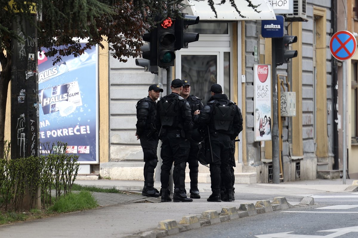Panciri u magacinu, sarajevski policajci s glavom u torbi