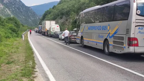 N1 na mjestu teške saobraćajne nesreće u Salakovcu: Kilometarske kolone ...
