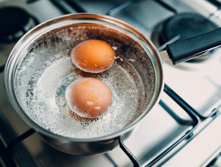 Stavljate li jaja u kipuću ili hladnu vodu kada ih kuhate? Razlika je ...