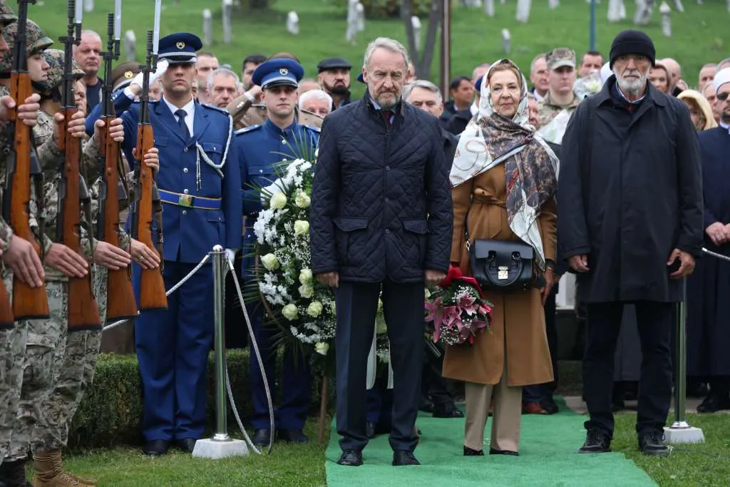 Obilježena 22. godišnjica smrti prvog predsjednika Predsjedništva RBiH ...