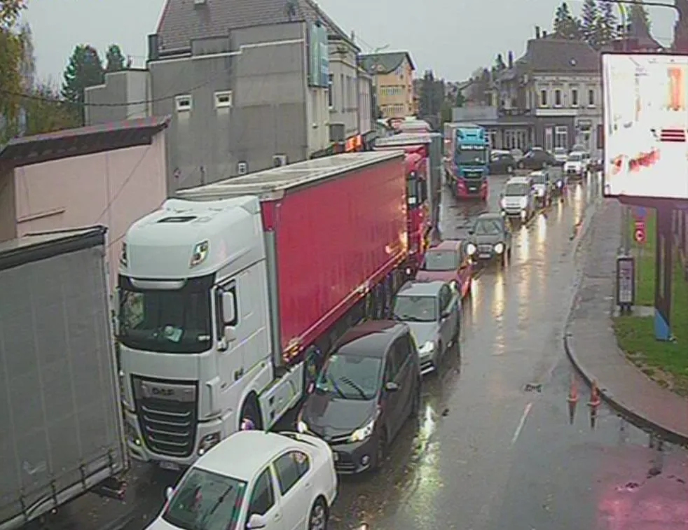 Duge kolone putničkih vozila na izlazu iz BiH na GP Velika Kladuša ...