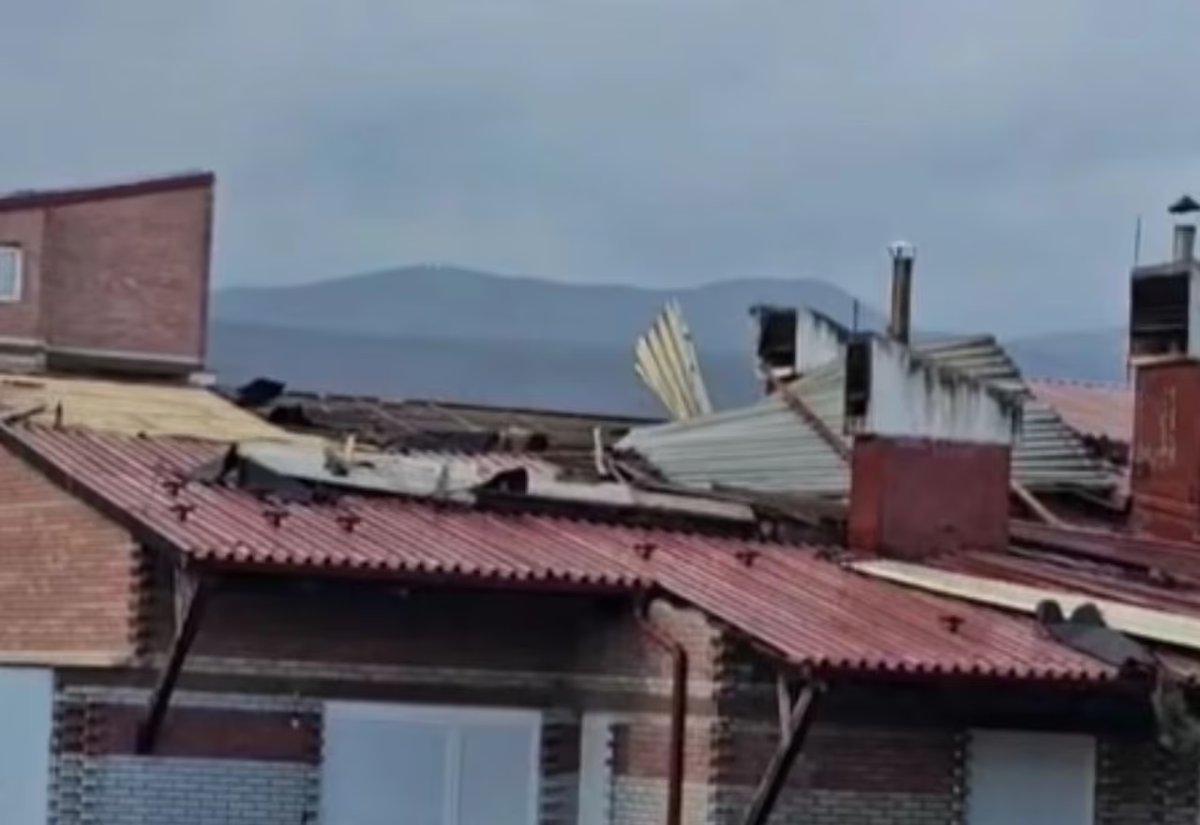 Olujno nevrijeme stiglo u BiH: U Bugojnu nosilo krovove i limene panele