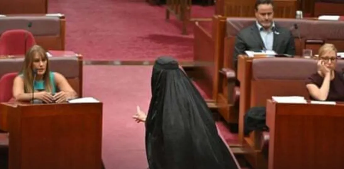 Senatorica obukla burku u parlamentu i izazvala erupciju bijesa (VIDEO)
