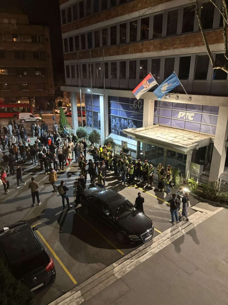 Studenti blokirali ulaz u zgradu RTS-a, poručili blokada će trajati 22 sata