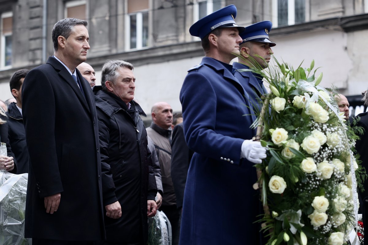 BiH officials lay wreaths raise largest Bosnian flag for Statehood Day