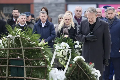 BiH officials lay wreaths raise largest Bosnian flag for Statehood Day