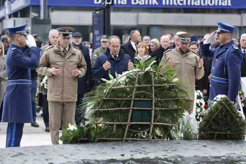 BiH officials lay wreaths raise largest Bosnian flag for Statehood Day