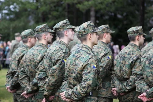 Vojnici u BiH u polovnim uniformama: "Hlače su od kolege koji se ...