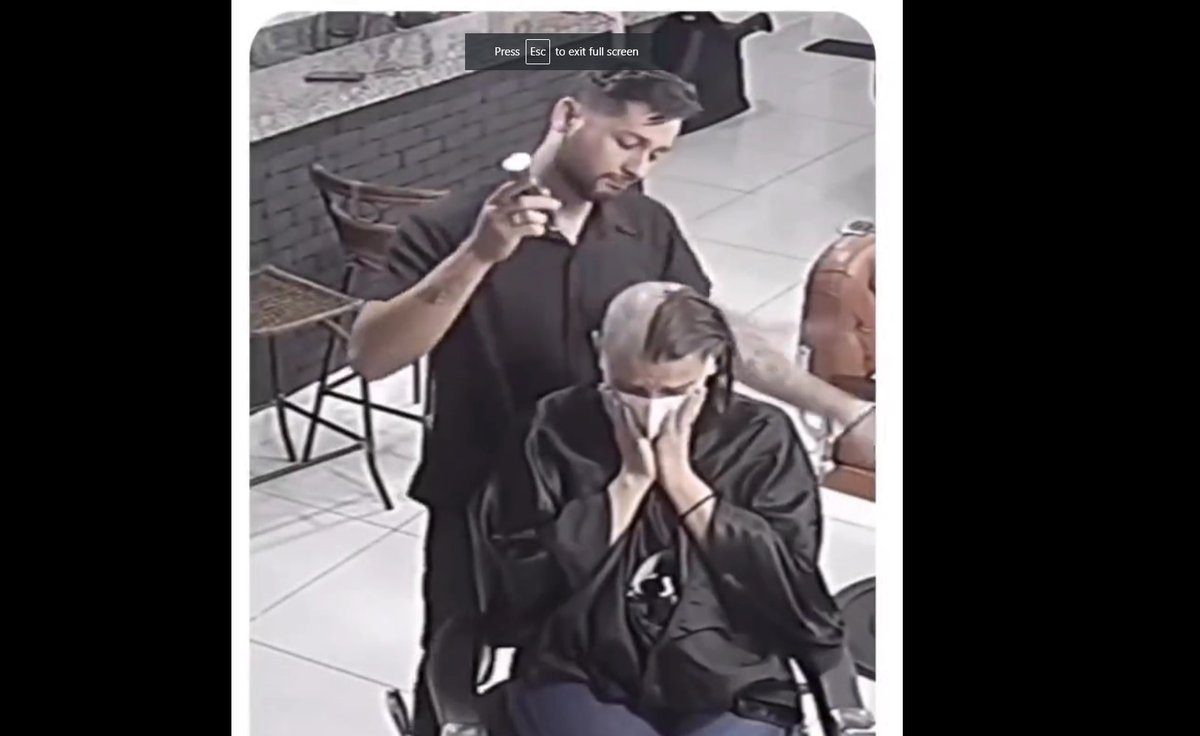 Video koji je rasplakao mnoge: Frizer se ošišao zbog mušterije oboljele ...
