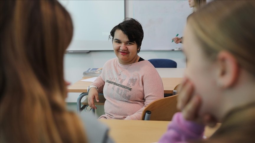 Hana, djevojčica s invaliditetom bez oba roditelja: U školi pronalazim mir