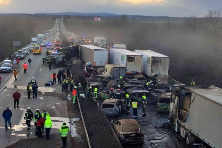 Velika nesreća u Mađarskoj: Slupana i izgorjela vozila na cesti (VIDEO)