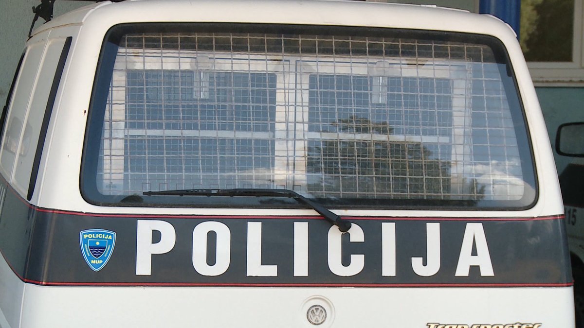 Strava u Hercegovini: Pijani se vozili Mercedesom i pucali iz kalašnjikova