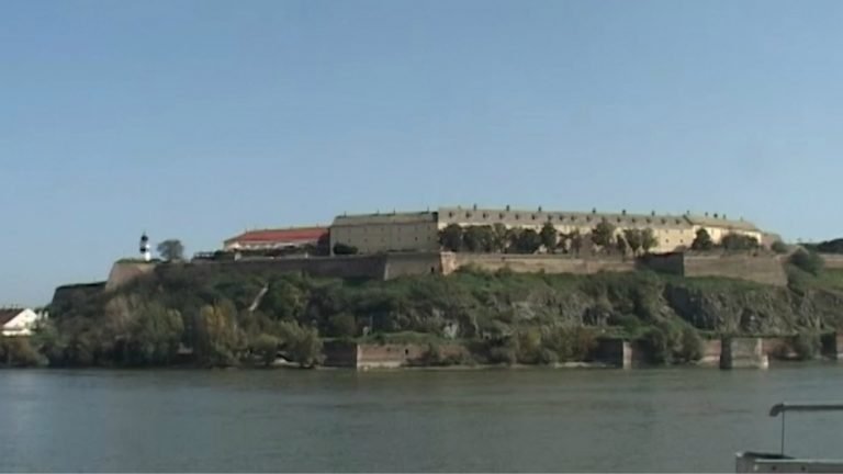 Novi Sad: Dva muškarca pala sa bedema Petrovaradinske tvrđave, jedan ...
