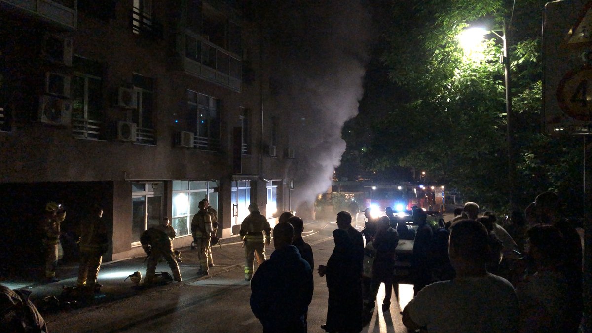 (VIDEO) U sarajevskom naselju Velešići u podzemnoj garaži gorili automobili