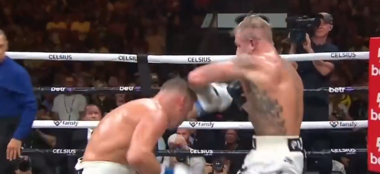 Youtuber snažnim udarcem skoro izbacio MMA legendu iz ringa (VIDEO)