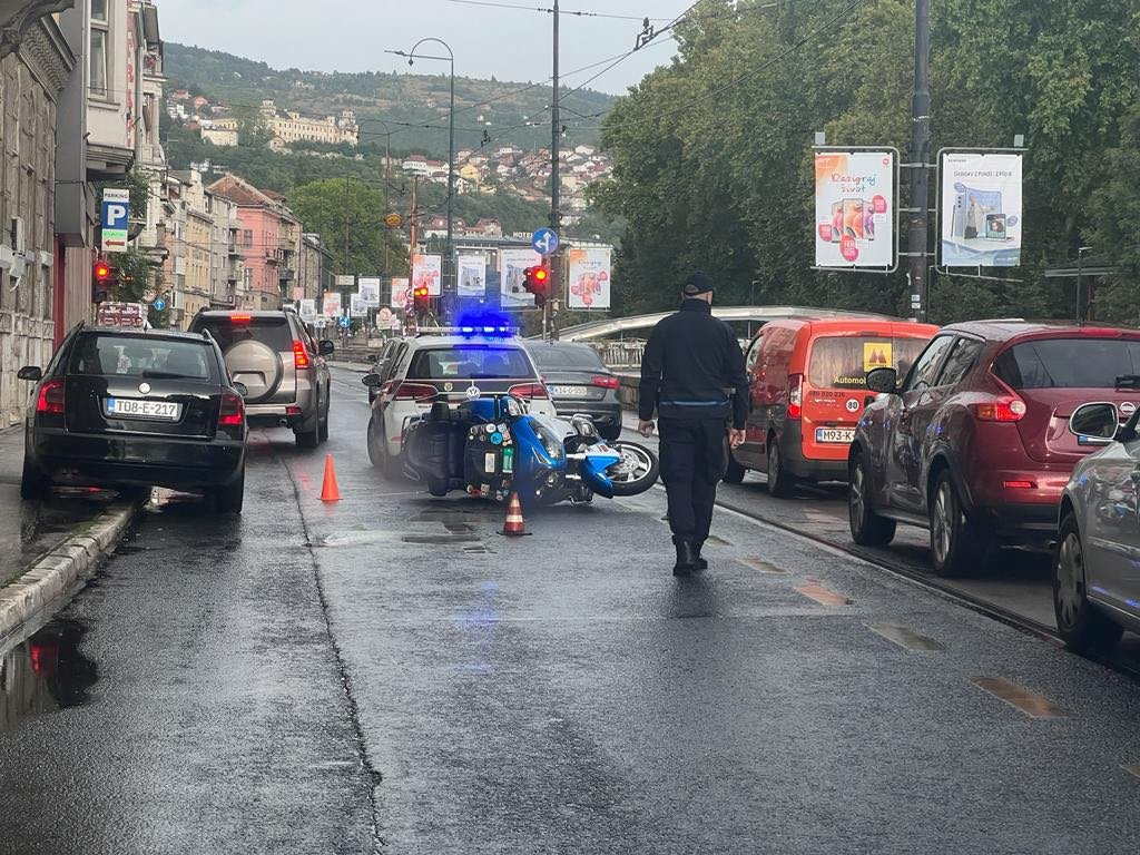 Muškarac pao sa motora u centru Sarajeva, prevezen na KCUS