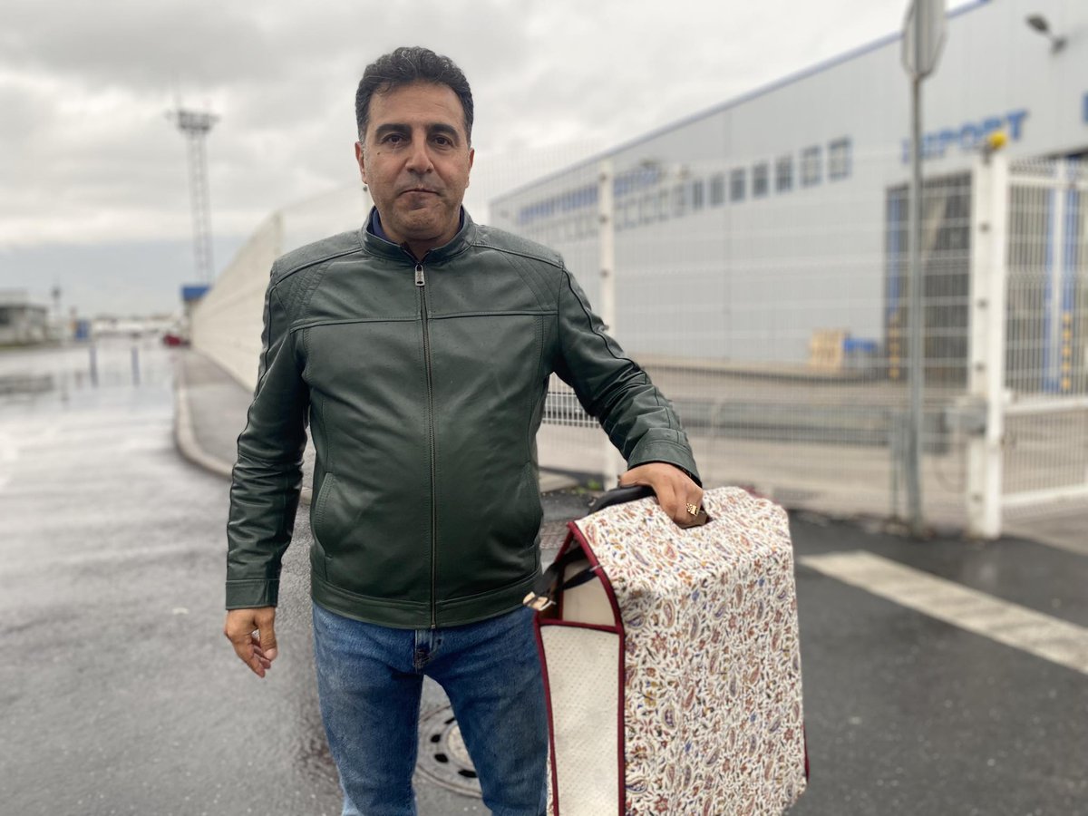 A fan travels to Bosnia to give Cristiano Ronaldo a hand-made silk rug