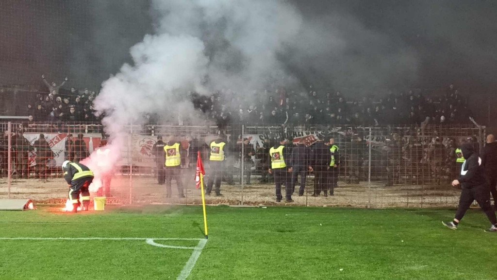 Pogledajte sukob Ultrasa i redara nakon bakljade na stadionu Rođeni (VIDEO)