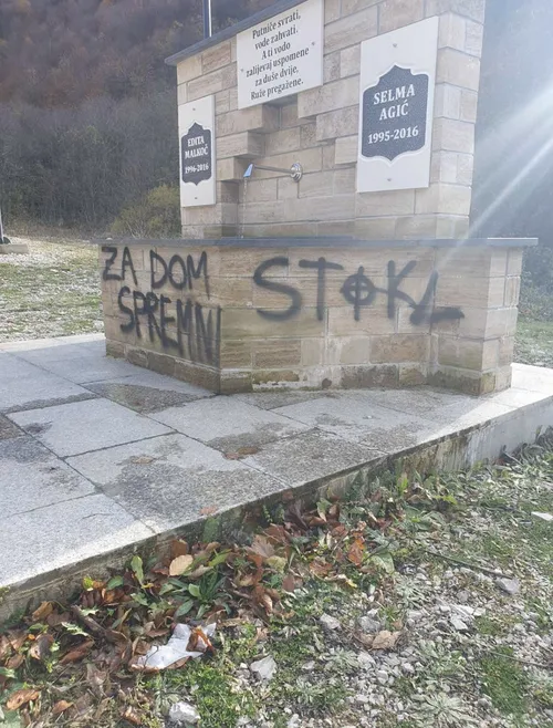 (FOTO) Uništena hair česma izgrađena u znak sjećanja na Selmu Agić i ...