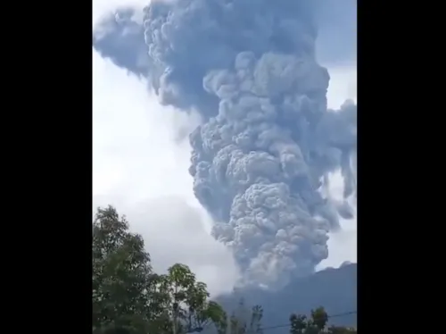 (VIDEO) Eruptirao vulkan u Indoneziji, bacao pepeo tri hiljade metara u ...