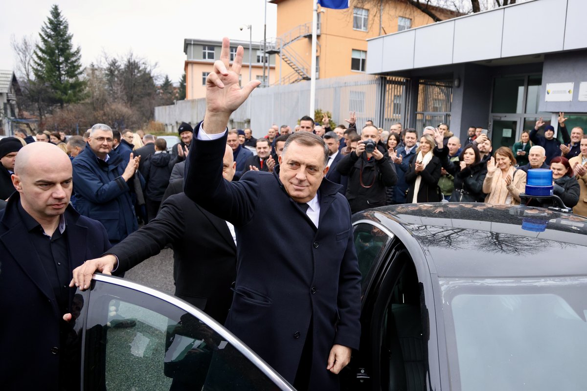 Dodik sa tri prsta pozdravio svoje pristalice pred zgradom Suda BiH (FOTO)
