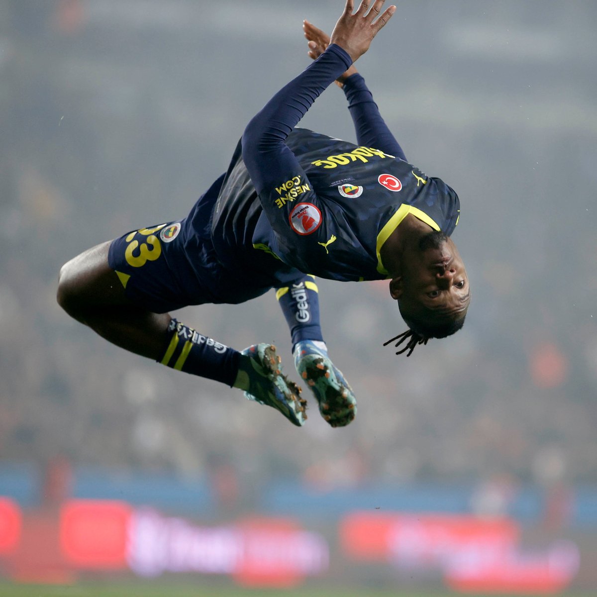 Pirova pobjeda Fenerbahčea, Džeko na klupi