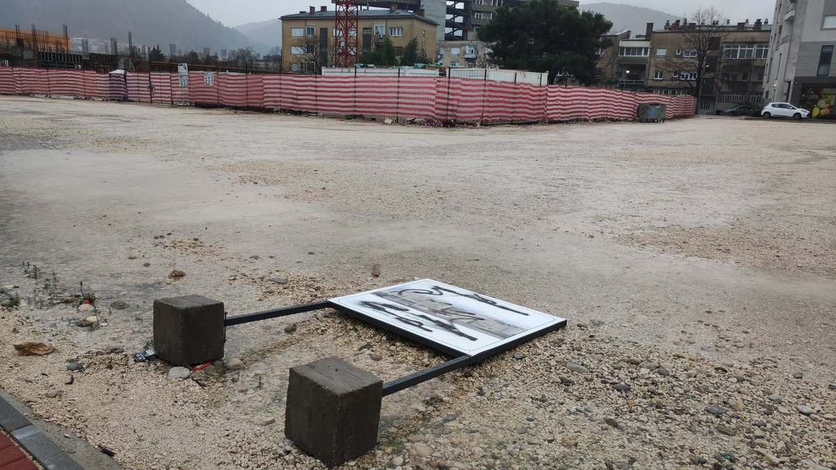 Oborena i išarana tabla centra "Mevlana" u Mostaru (FOTO + VIDEO)