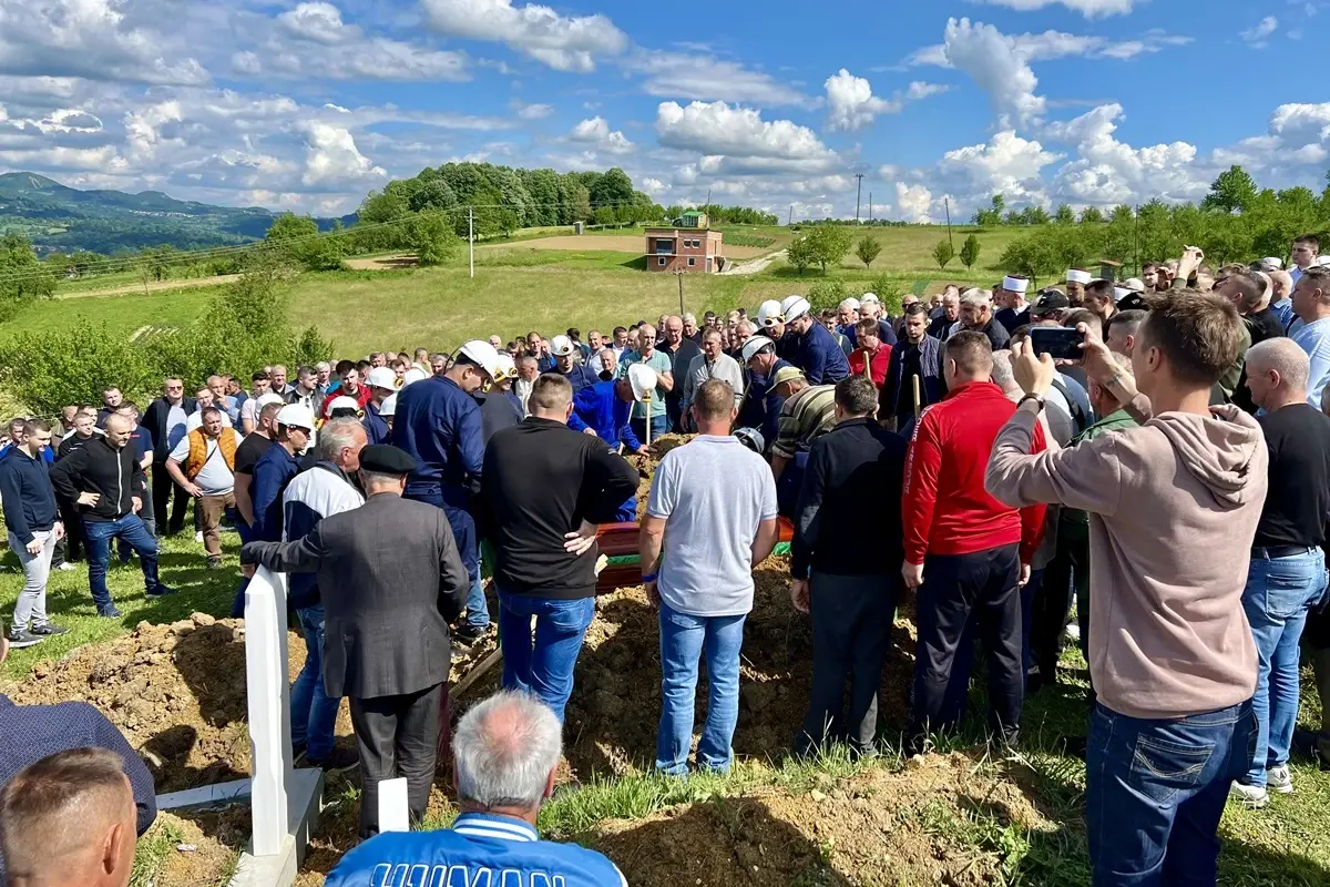 Klanjana dženaza i obavljen ukop poginulog rudara Asima Šehanovića (VIDEO)