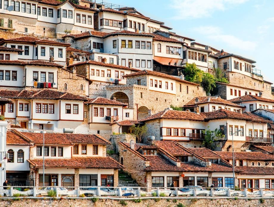 Albanski grad s hiljadu prozora: Gostoljubivi šarm brdovitog Balkana ...