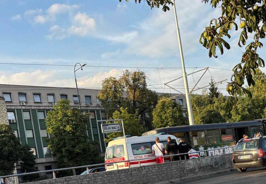 Haos u sarajevskom tramvaju: Zbog tuče intervenisala policija i Hitna pomoć, tramvajski ...