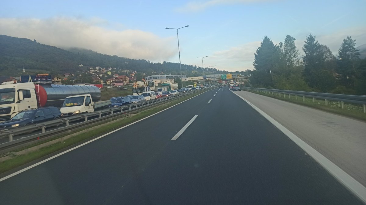 U tunelu Oštrik kod Sarajeva sudar četiri vozila izazvao saobraćajni kolaps, formirane ...