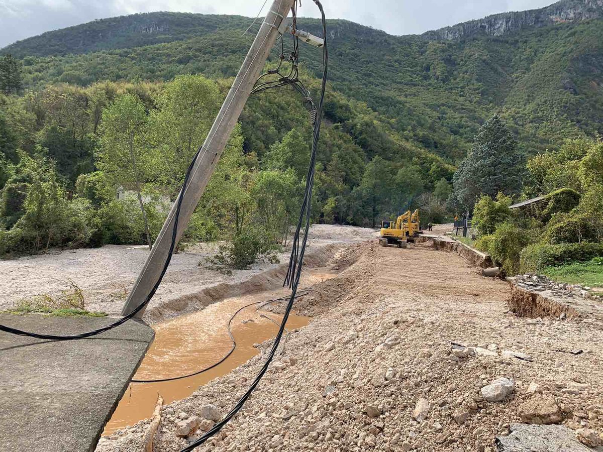 Ekipa N1 u Kostajnici, cesta i dio brda uništeni: Potok i brane niko ...