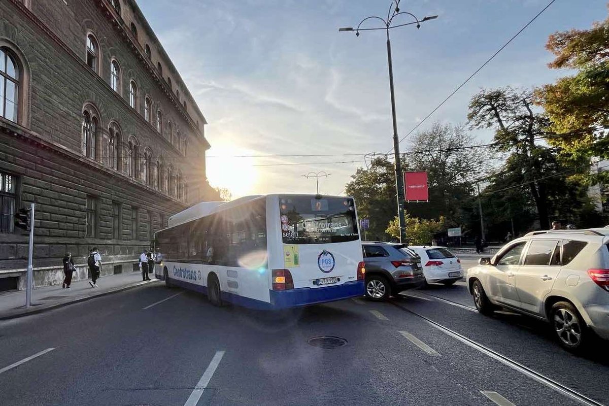 Sudar autobusa i automobila u centru Sarajeva, stvorene velike gužve