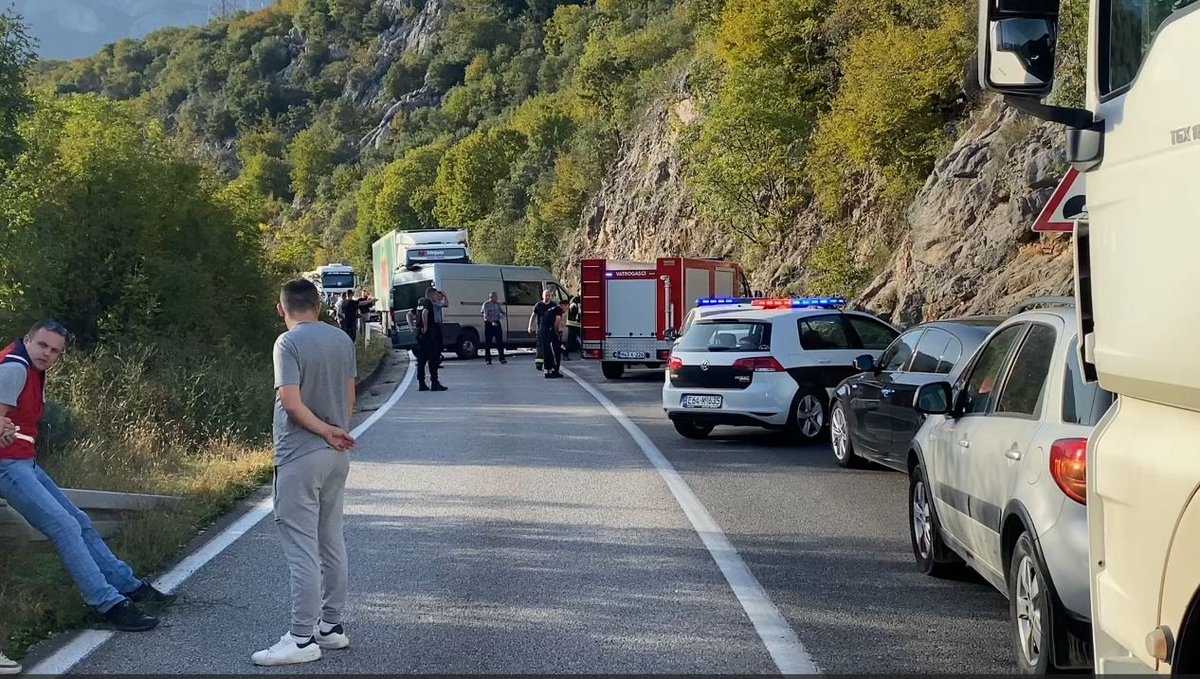 Teška saobraćajna nesreća na ulazu u Salakovac: Saobraćaj obustavljen ...