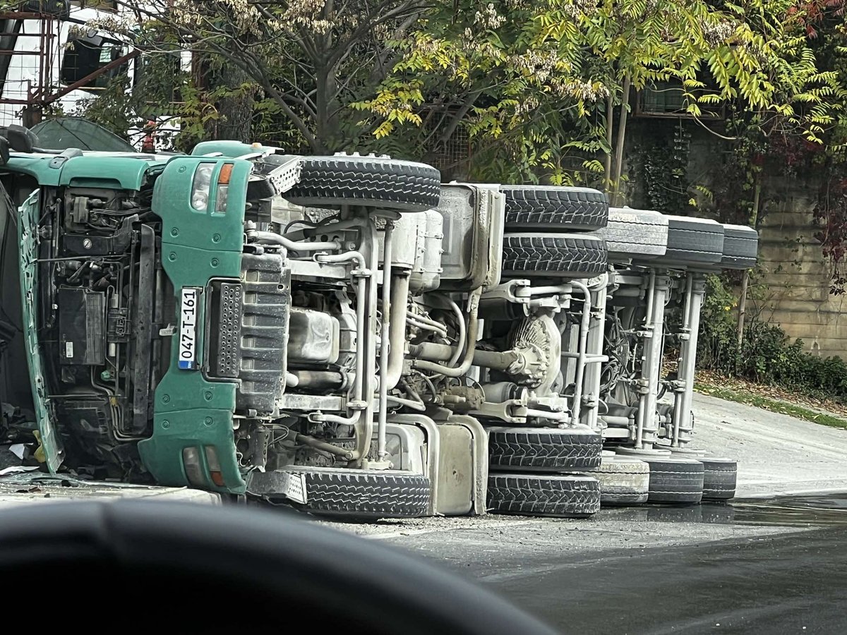 Prevrnuo se kamion na sarajevskom tranzitu