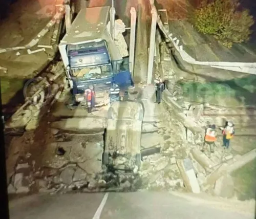 FOTO/VIDEO Srušio se most na Krimu, svjedoci tvrde da nije izdržao ...