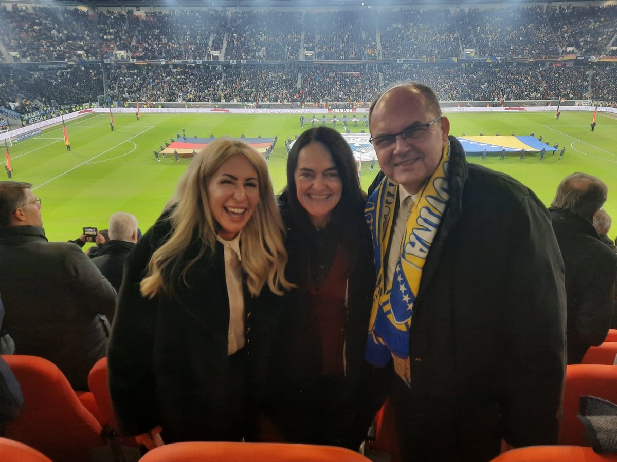 Christian Schmidt na utakmici BiH-Njemačka ogrnut bh. šalom: "Uspjeh je ...