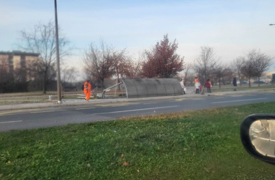 Urušilo se autobusko stajalište u Novom Sadu