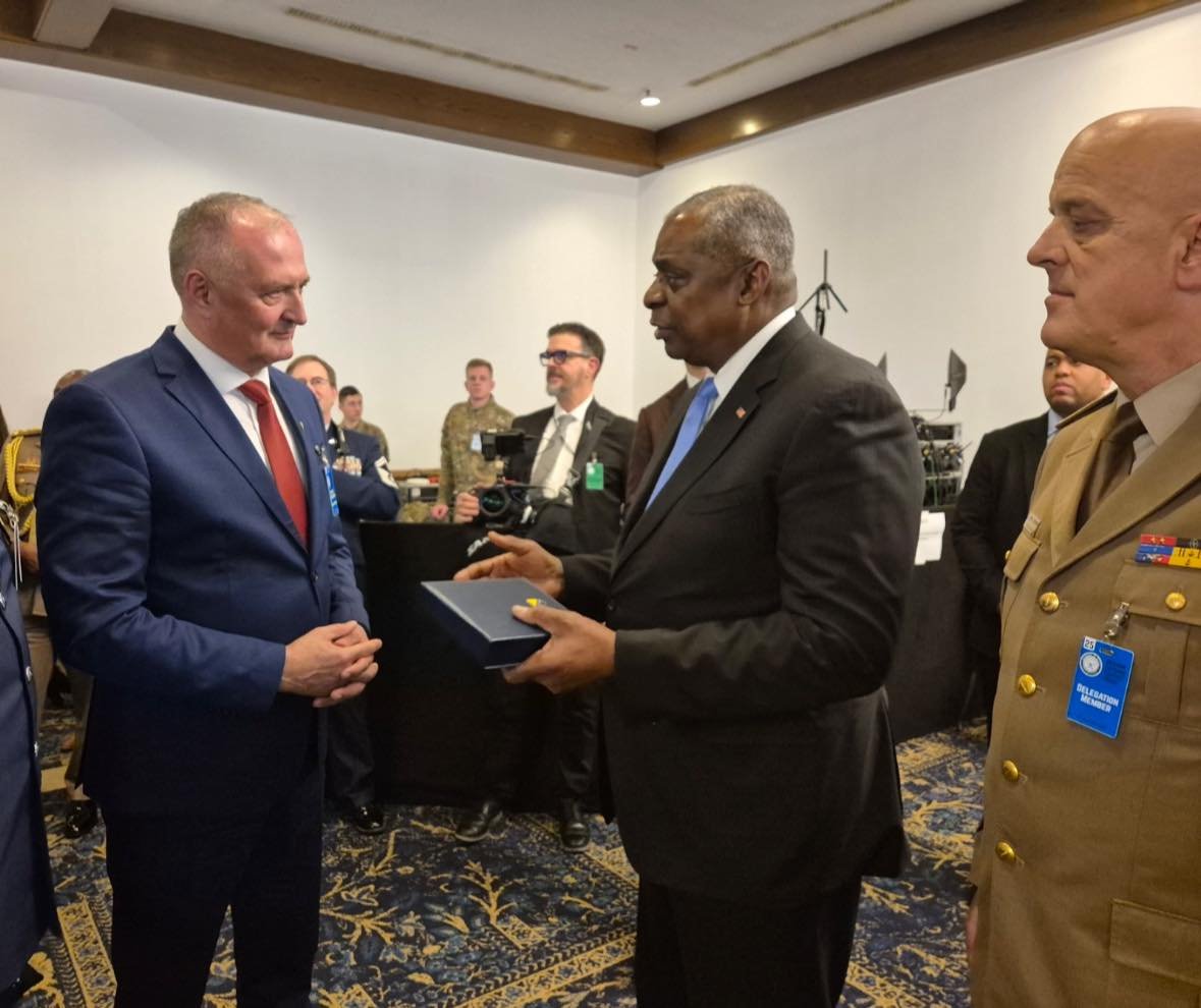 Helez objavio fotografije iz NATO baze i poslao poruku Dodiku na 9. januar