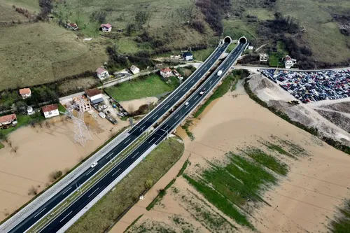 Rajlovac poplavljen, voda se približava autoputu, ali kuće nisu ugrožene