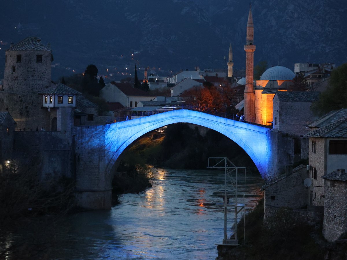 Stari most osvijetljen u znak podrške osobama s autizmom