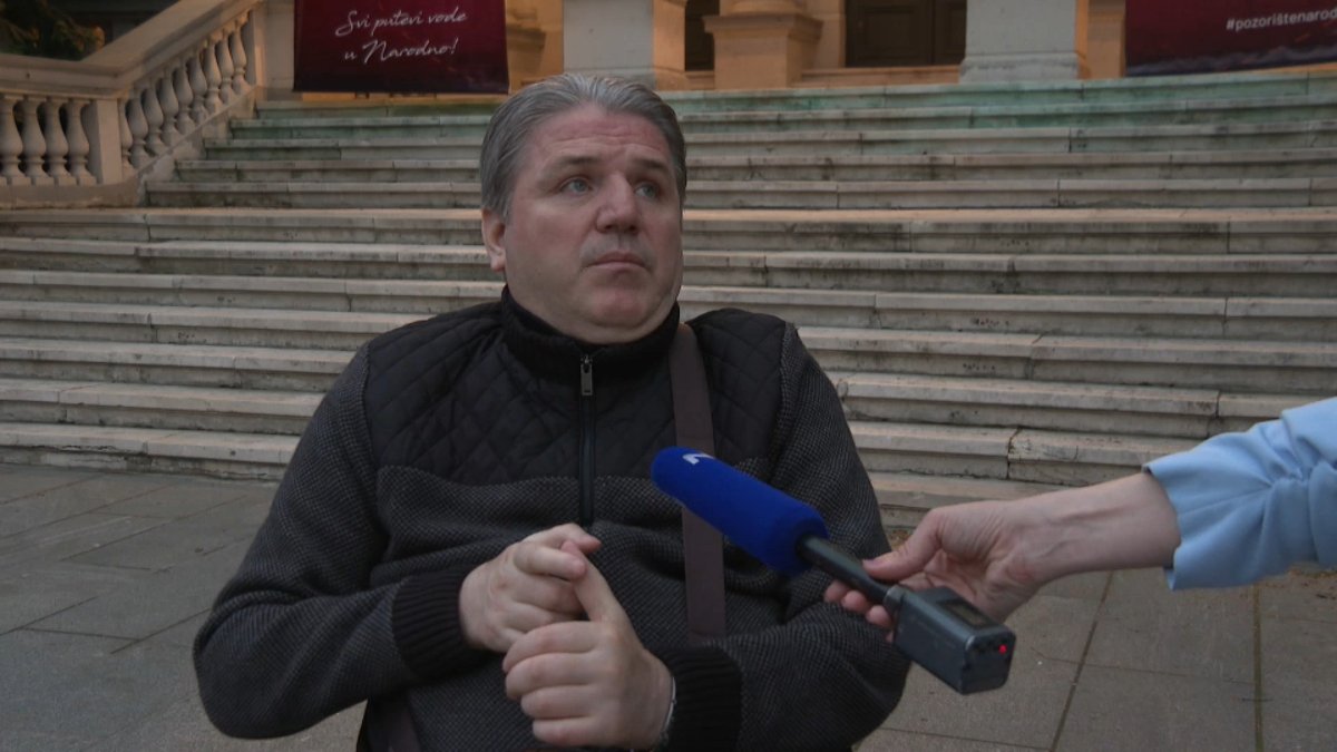 Aganović protestvovao sam ispred Narodnog pozorišta: Zašto nema ...
