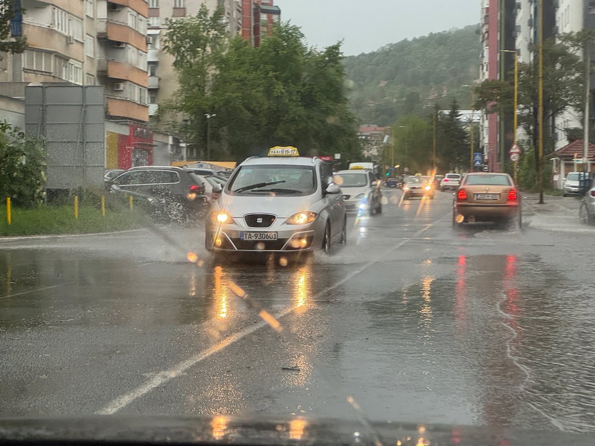 VIDEO Jako nevrijeme pogodilo bh. grad: Ulice potopljene vodom, nastao ...