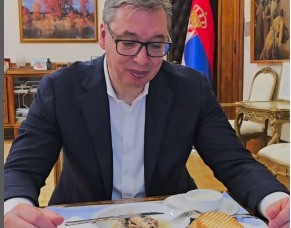 Vučić objavio video kako jede sardine: "Luk ću preskočiti zbog sastanaka"