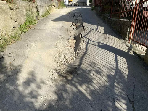U sarajevskom naselju Švrakino Selo nakon puknuća cijevi uništena cesta ...