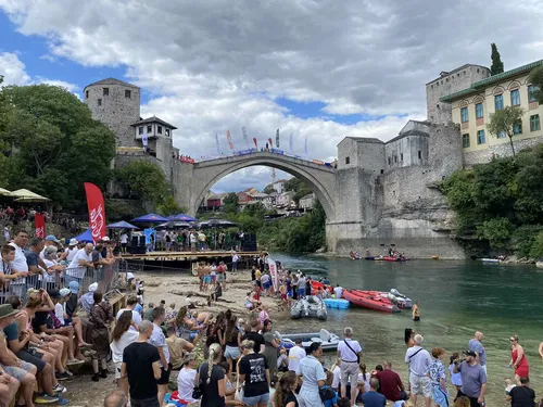 (FOTO/VIDEO) Održani tradicionalni skokovi sa Starog mosta u Mostaru