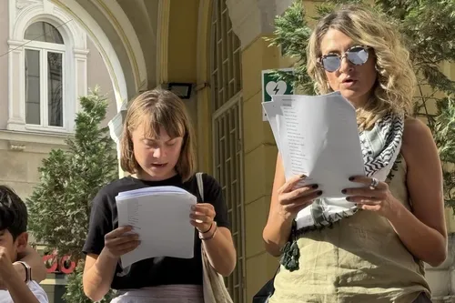 Sarajevo: Greta Thunberg joins local activists in public reading of ...