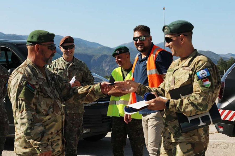 Reserve forces from Hungary and NATO KFOR troops arrive in BiH for ...