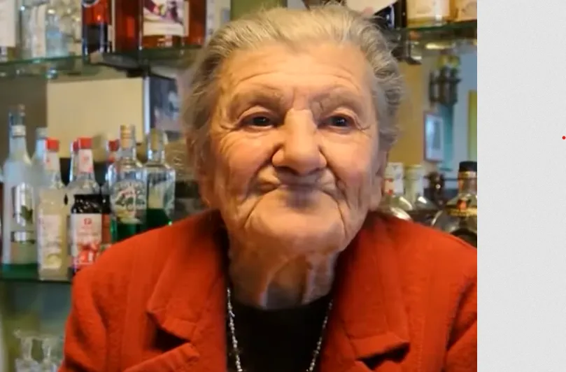 Baka ima 100 godina, ali i dalje radi kao konobarica
