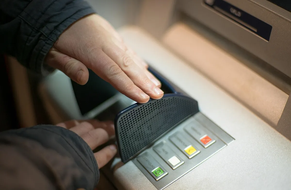 Podizanje novca: Zašto je i kada važno pritisnuti crvenu tipku na bankomatu
